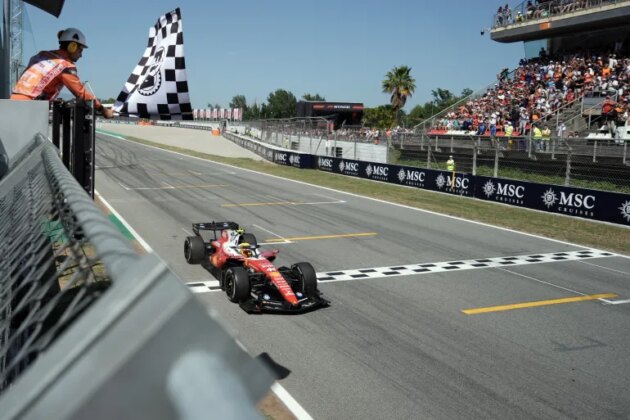 Льюис Хэмилтон выиграл первую гонку Формулы-1 за рулем Ferrari в Барселоне